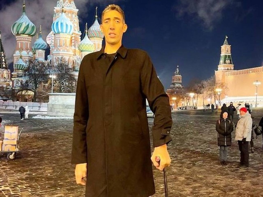 Как выглядит самый высокий мужчина в мире