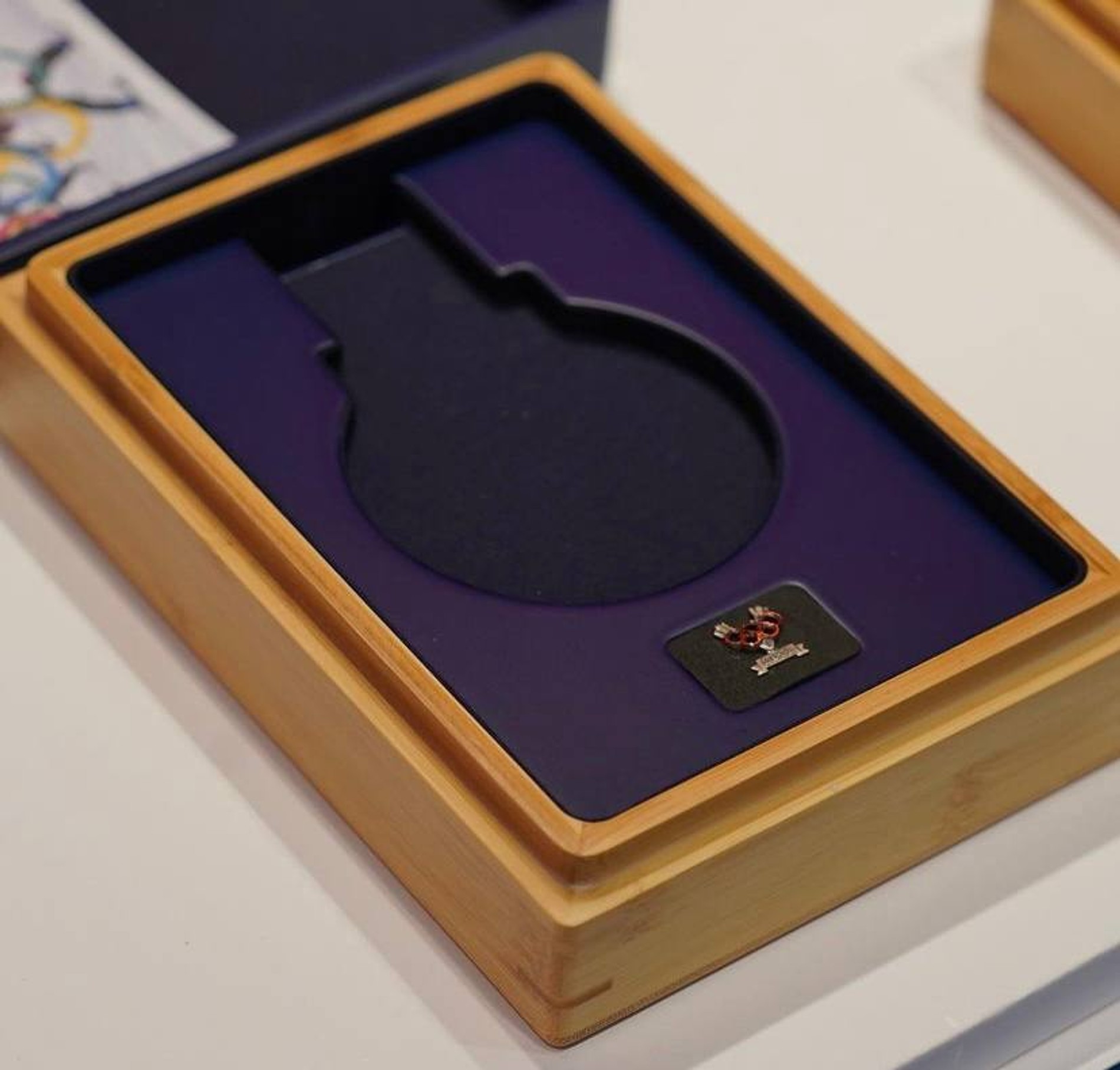 Американские фигуристы сдали пустые коробки от олимпийских медалей в ...