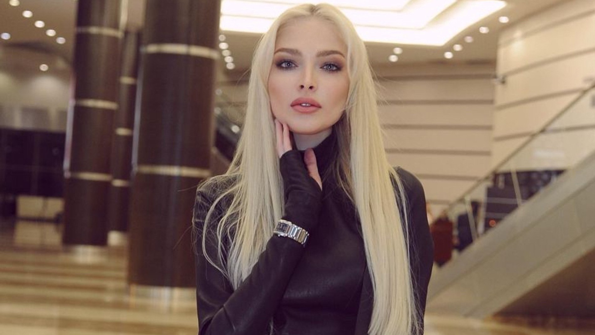 Алена Шишкова показала модный зимний образ в стиле спорт шик